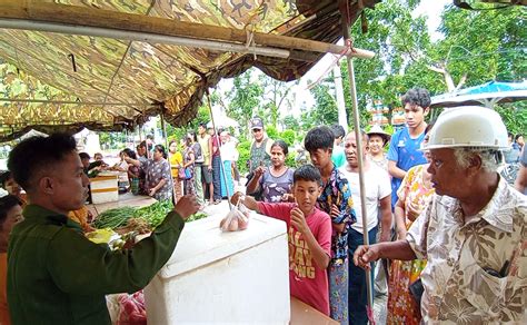 ရခိုင်ပြည်နယ်၊ စစ်တွေမြို့ရှိ မုန်တိုင်းဒဏ်သင့်ပြည်သူများအား စားသောက်ကုန်ပစ္စည်းများနှင့