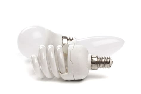 Led 전구 의 세트 백색 배경에 고립 된 새로운 기술 에너지 절약 전기 램프는 환경에 좋다 Nn 0명에 대한 스톡 사진 및