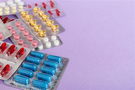 다른 알약을 가진 다양한 물집의 너무 많은 다른 알약 집에서 의약품 저장 개념 약물 저장 물집 팩에 약 더미 제약 블리스터 팩