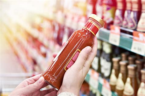 Qué salsas debes conservar en la nevera una vez abiertas y cuáles están bien en la alacena
