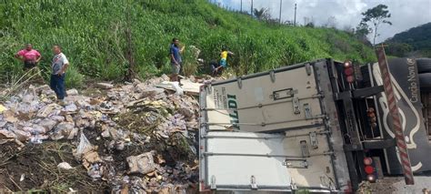 Carreta Que Transportava Frango Congelado Tomba E PopulaÇÃo Saqueia A