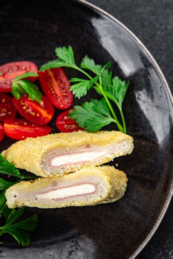 치킨 커틀릿 꼬르동 블루 신선한 고기 치즈 베이컨 전채 식사 식탁에 음식 간식 갈색에 대한 스톡 사진 및 기타 이미지 갈색