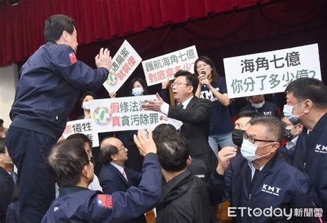 國務機要費案暴衝突！藍委攻占主席台「灑幣」 郭國文喊：案送院會 Ettoday財經雲 Ettoday新聞雲