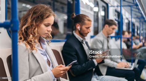 지하철 차에 앉아있는 동안 자신의 장치를 사용하는 젊은 사람들 지하철 철도에 대한 스톡 사진 및 기타 이미지 지하철 철도 기차 전화 Istock