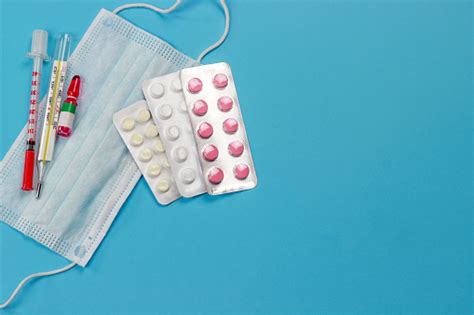 파란색 배경에 의약품 주사기 및 온도계가있는 의료 보호 마스크 복사 Spaсe 건강관리와 의술에 대한 스톡 사진 및 기타 이미지