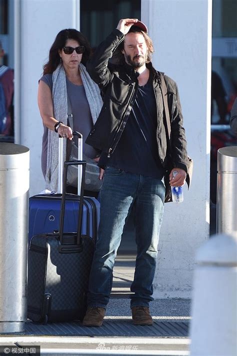 基努·里维斯彻底放飞自我 不修边幅秒变糙大叔 新浪图片