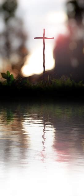 조용한 물과 파도 그리고 밝은 배경에 텍스트를 위한 공간에 의해 예수 그리스도의 거룩한 십자가 기도하기에 대한 스톡 사진 및