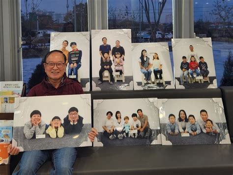 용진읍 지사협 화목한 가족사진 전달
