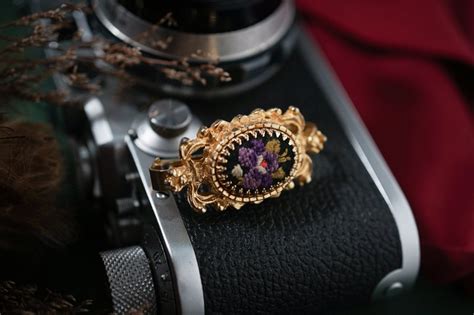 【古董飾品西洋老件】vintage古典刺繡紫色花朵古著絲巾夾 星期天古董飾品雜貨｜胸針人氣榜 Pinkoi