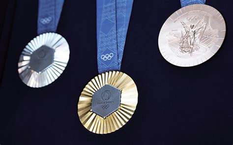 2024 파리올림픽 메달 공개… 에펠탑 철조각이 쏙