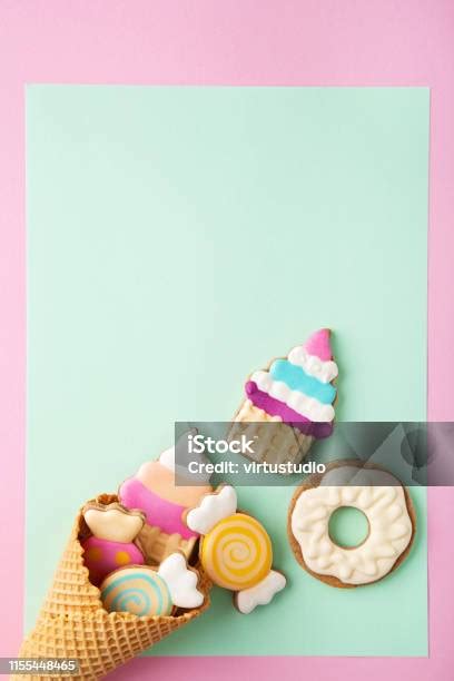 쿠키는 파스텔 배경에 아이스크림 콘에 다양 한 다양 한 쿠키 모양 복사 공간 평면도 컵케이크에 대한 스톡 사진 및 기타 이미지 Istock