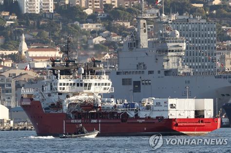 지중해 떠돌던 난민 구조선 伊 거부에 결국 프랑스 입항 나무뉴스