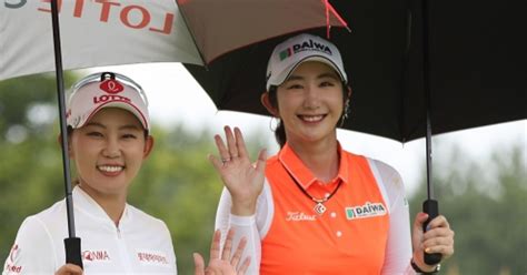 환한 표정으로 인사하는 김현수와 배선우 프로 Klpga 롯데칸타타 여자오픈