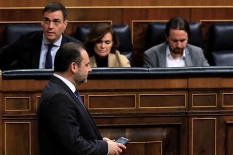 El caso Koldo hace caer a Ábalos de aupar a Pedro Sánchez a dejarle ir