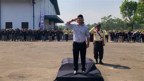 Ratusan Buruh Di Subang Gelar Upacara HUT Ke 78 Kemerdekaan RI Dalam