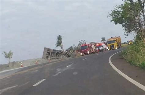 Motorista Morre Após Caminhão Com Cimento Tombar Na Rodovia Cândido