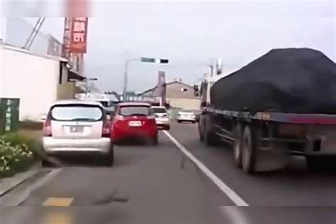 三菱女司机 诡异”翻车，大货车及时出手相助，监控拍下全过程！监控全过程