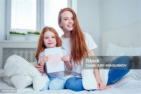 Gadis Kecil Berambut Rubah Yang Lucu Memberikan Gambar Di Atas Kertas