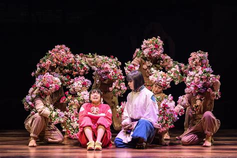 舞台『千と千尋の神隠し』ロンドン公演が開幕、観客を魅了 舞台写真＆千尋役橋本環奈・上白石萌音のコメント到着 の画像・写真 ぴあエンタメ情報