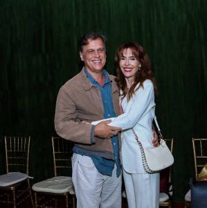O Carinho Continua Ex Casal Dennis Carvalho E Deborah Evelyn Trocam