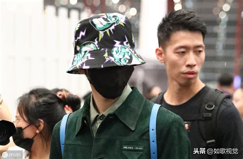 蔡徐坤现身机场，衣着时尚酷帅有型，像是从漫画中走出来的美少年 搜狐大视野 搜狐新闻