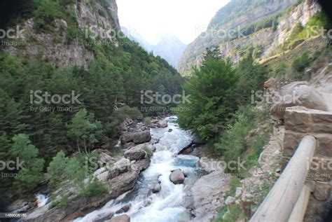 Bujaruelo Valley는 Ordesa Y Monte Perdido 국립 공원과 접해있는 Huesca 지방의 아라곤 피레네