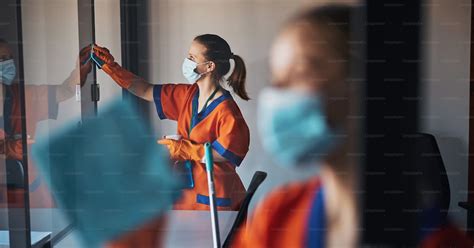 일회용 안면 마스크와 고무 장갑을 낀 두 명의 백인 여성 관리인이 청소를 하고 있다 사진 Unsplash의 아름다움 이미지