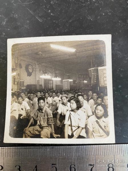 五十年代初抗美援朝时期老照片 上海市中国百货公司华东区公司的工人纠察队和其他干部职工们在表彰大会上不详孔夫子旧书网