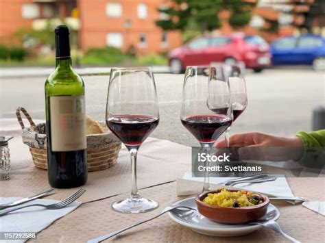 레드 와인 3 잔 와인 한 병 요리사의 칭찬 테이블 야외 테라스에서 제공되는 작은 파에야 접시 여름 저녁 도회지에 대한 스톡 사진 및 기타 이미지 Istock