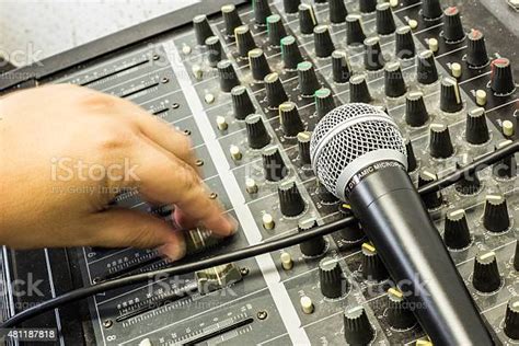 손 미끄러지다 음향 조절기 스튜디오 혼합기에서 바라요 움직임감지 희미함 0명에 대한 스톡 사진 및 기타 이미지 0명