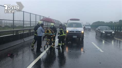 大雨釀禍？曳引車台61線打滑自撞 車頭180度翻轉│tvbs新聞網