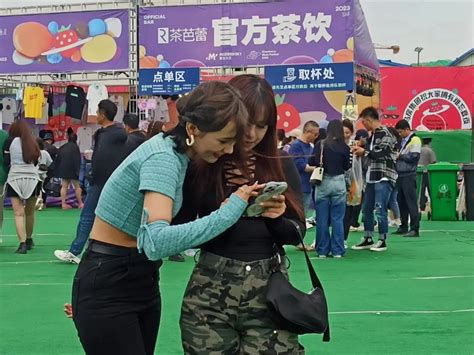 草莓音乐节场内热情嗨歌 场外服务升级
