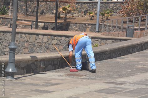 Limpiando Las Calles Foto De Stock Adobe Stock