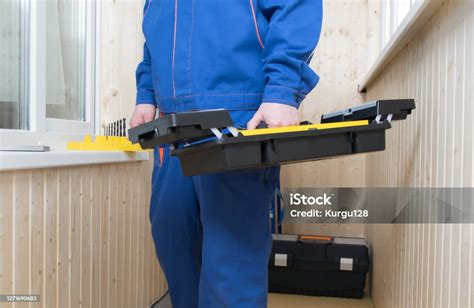 작업장의 배경에 대해 운반 상자에 있는 공구의 클로즈업 35 39세에 대한 스톡 사진 및 기타 이미지 35 39세 가득 찬 공구상자 Istock