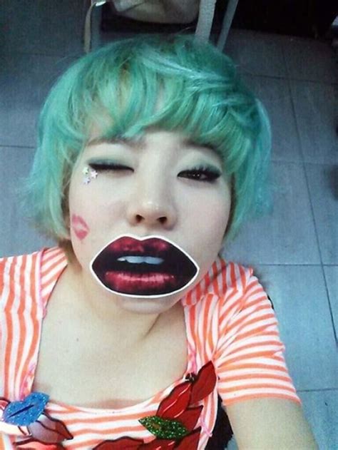 잘생쁨 1위 써니 입술 셀카 공개…아찔한 키스마크