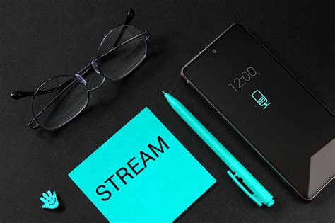 녹음 또는 듣기 스트림 블로깅 원격 작업 프리랜서 개념 휴대 전화 안경 펜 및 전자 상거래 또는 아르바이트를 나타내는 Stream이라는 단어가있는 종이 0명에 대한 스톡