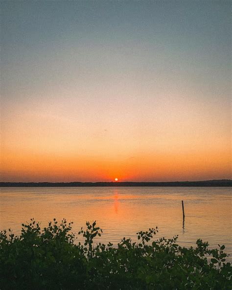 감정적인 경치 경치가 좋은 고요한 골든 아워 그림자 난색 남아메리카 남자와 여자 낭만적 인 순간 낭만적인 라틴 아메리카 브라질 브라질의 일몰 손바닥