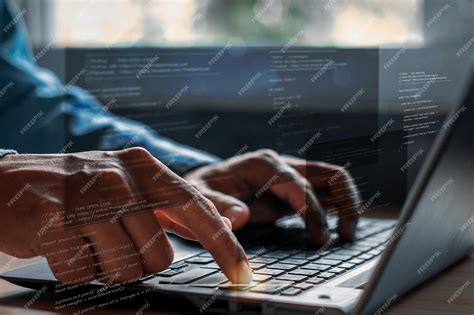 디지털 기술 소프트웨어 개발 개념 사물 Iot의 가상 화면 인터넷에서 회로 기판과 자바스크립트를 사용하여 랩톱에서 작업하는 코딩 프로그래머 소프트웨어 엔지니어 프리미엄 사진