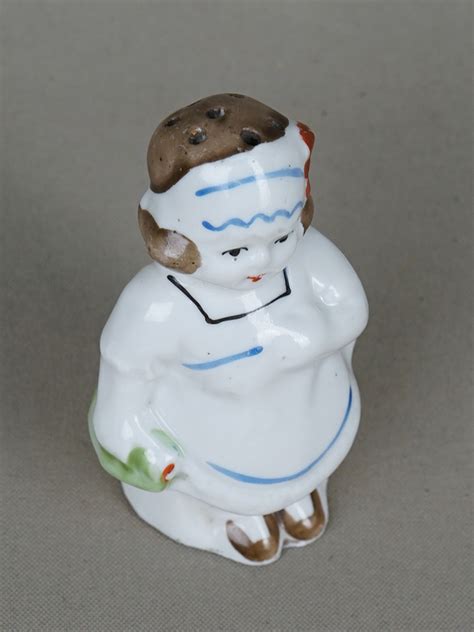 Скульптура солонка «Девочка фарфор роспись высота 8 5см Первомайский завод 1960 70 е