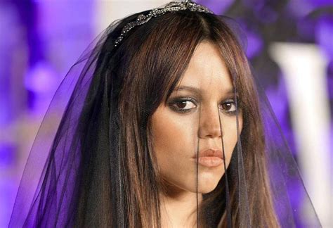 Jenna Ortega Postawiła Na Polską Markę Do Eleganckiego Garnituru Dobrała Kolczyki Za Mniej Niż