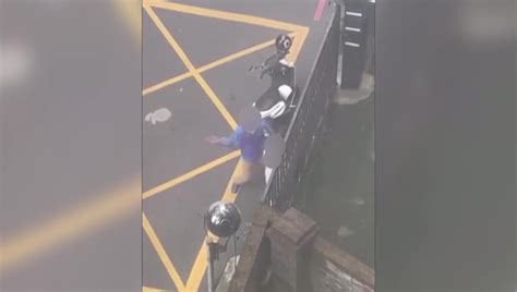 狠夫當街狂揍抱嬰妻子！ 「巴掌打不停」3壯漢衝上前制止