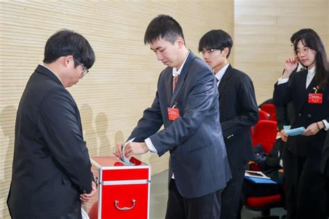 我校召开第十次学生代表大会 团委