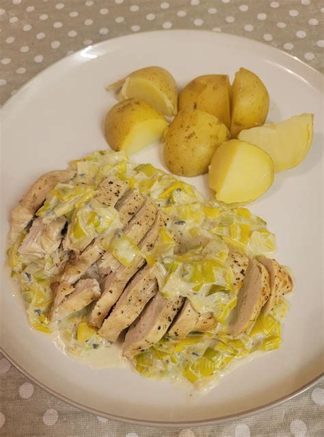 Chicken And Leeks In Blue Cheese Sauce Recipe Image By Auntyellenskitchen Pinch Of Nom