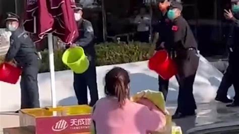 河北一女业主维权，被保安轮流泼水凤凰网视频凤凰网