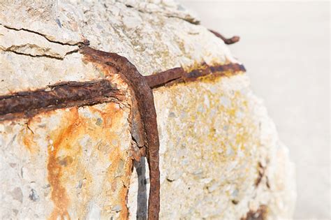손상되고 녹슨 금속 보강재로 산화로 인한 콘크리트 덮개가없는 오래된 철근 콘크리트 벽 녹슨에 대한 스톡 사진 및 기타 이미지