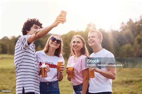 행복 친구 음료 에너지 음료 포즈 Selfie에 대 한 봐 Gladfully 스마트 전화 스탠드 녹색 자연에 대 한 야외에서 청소년 좋은 분위기 밖에 서 Recreat