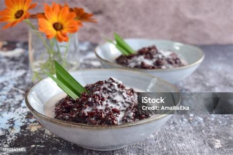 부버 케탄 히탐 인도네시아 디저트 코코넛 밀크 야자설탕 판단 잎을 곁들인 검은 찹쌀 죽 검정 찹쌀에 대한 스톡 사진 및 기타
