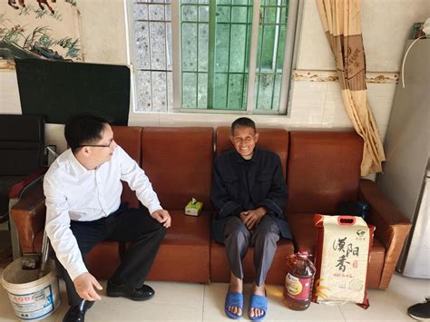 走访慰问监测户 亲切问候暖人心
