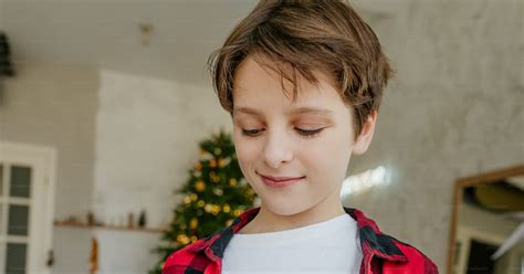 빨간 장난감 자동차와 크리스마스 선물 상자를 가지고 노는 소년 사진 Unsplash의 크리스마스 이미지