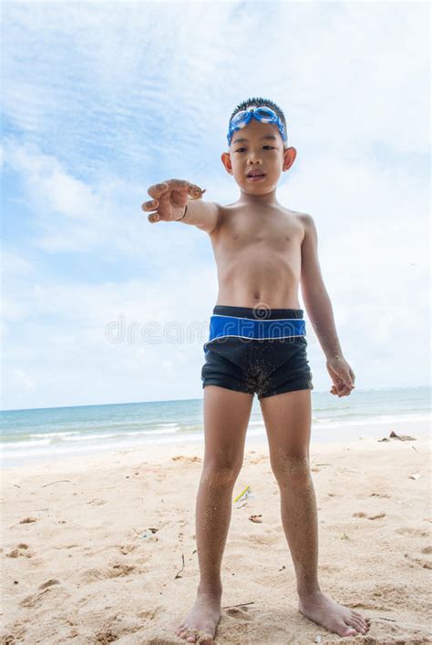 在海滩的嬉戏的男孩和寄居蟹。 库存图片 图片 包括有 喜悦 作用 男人 火箭筒 海洋 孩子 本质 30249811
